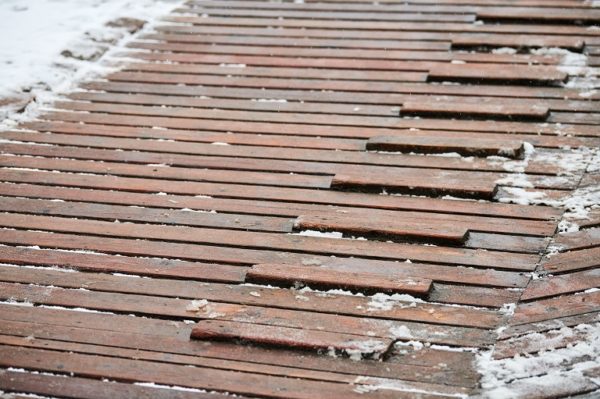 Safe Deck Ice Removal: Temperature Tips, Salt Risks & Pet-Friendly Ice ...