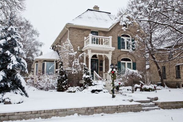 Homemade Ice Melt with Salt and Vinegar: Easy DIY De-Icing Solutions